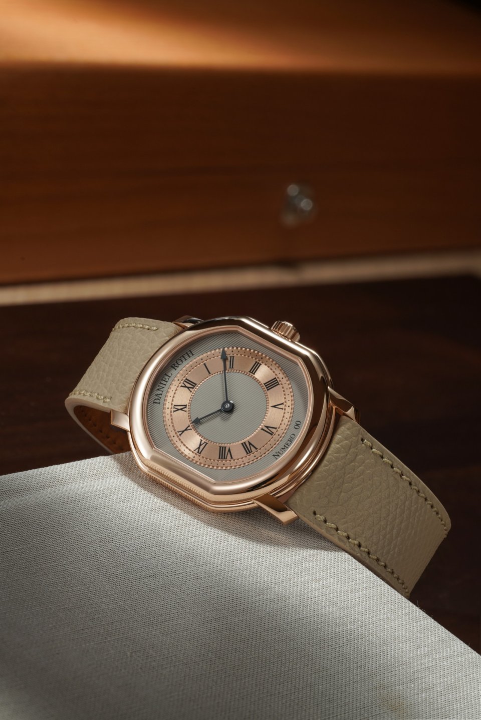 ｢ダニエル･ロートエクストラ プラット ローズゴールド｣を発表～新キャリバーDR002を搭載、ハイウォッチメイキングのレガシーを引き継ぐ名品の ...